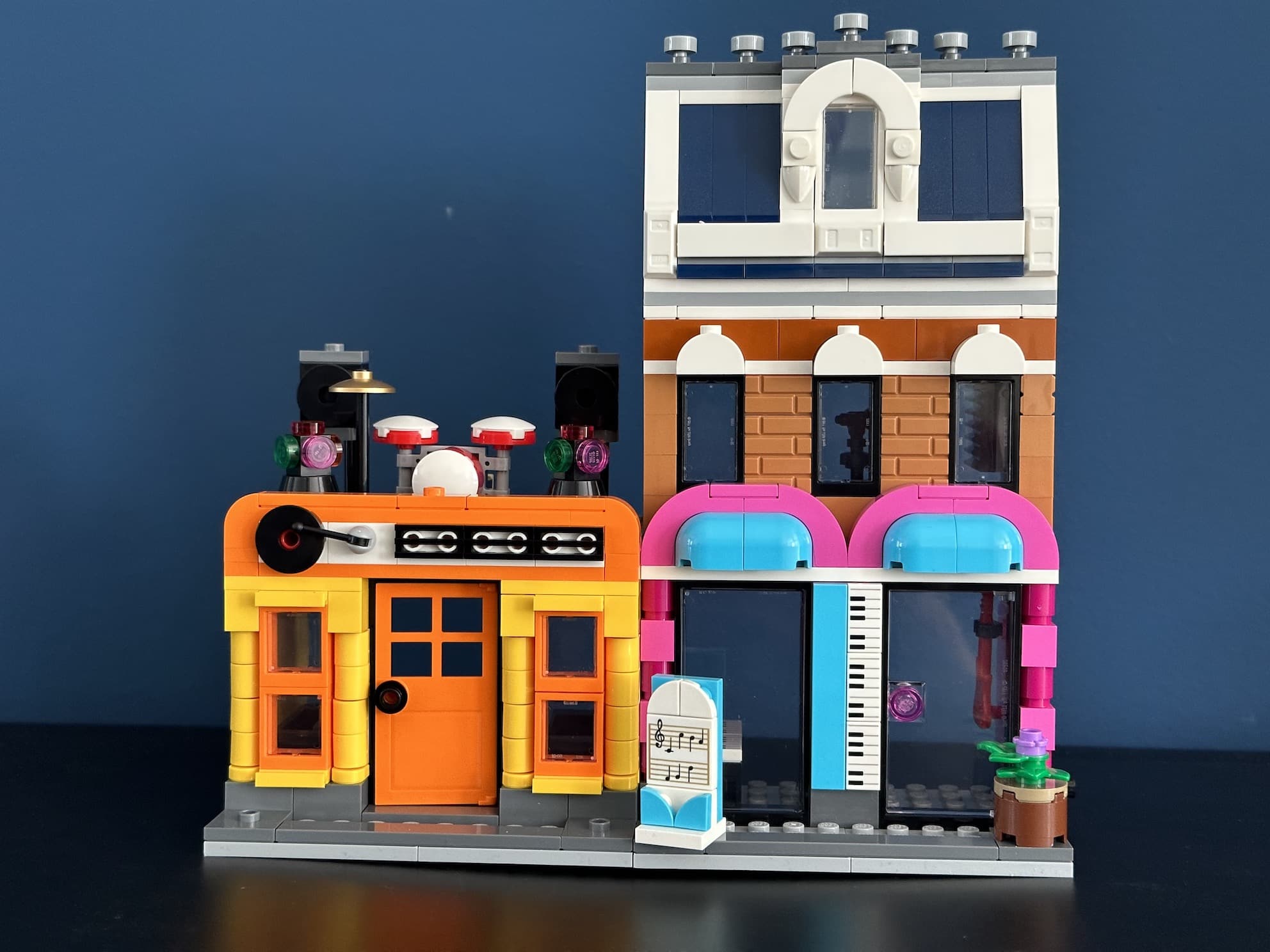 [Review] Is LEGO Creator 31141 Main Street the place to be?