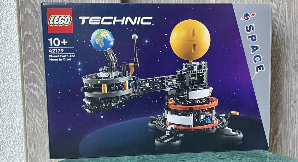 [Review] LEGO Technic Planet Earth and Moon in Orbit - wie draait nu om ...